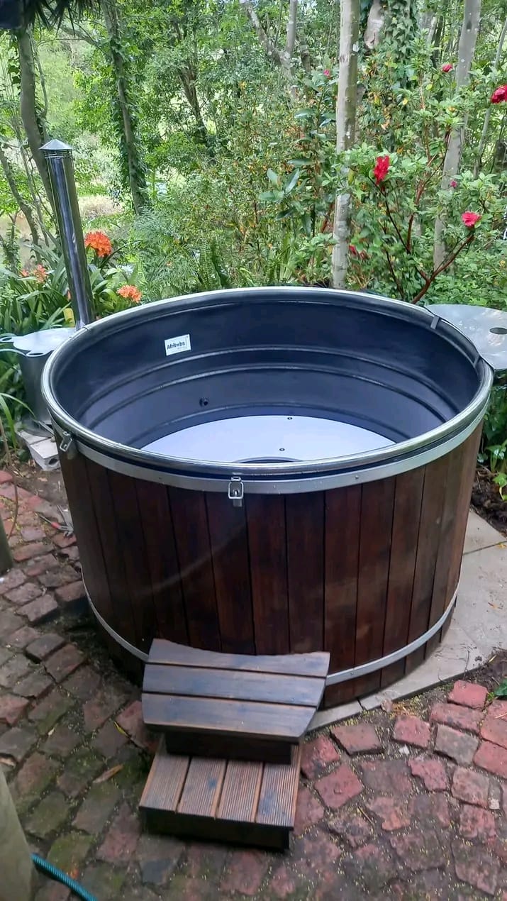Round tub with seats - Wood-Fired Hot Tubs